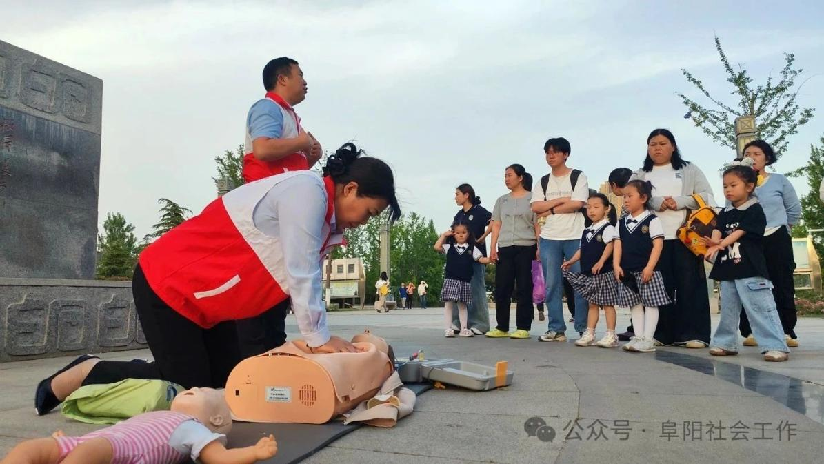 Chinese couple runs 'first-aid stall' for eight years to teach life ...